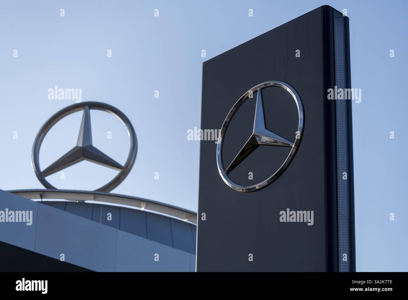 Building with Mercedes logo under a clear sky, Mercedes star, Stuttgart ...