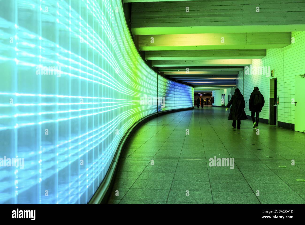 Passage under Essen's main railway station, connects entrances to the ...