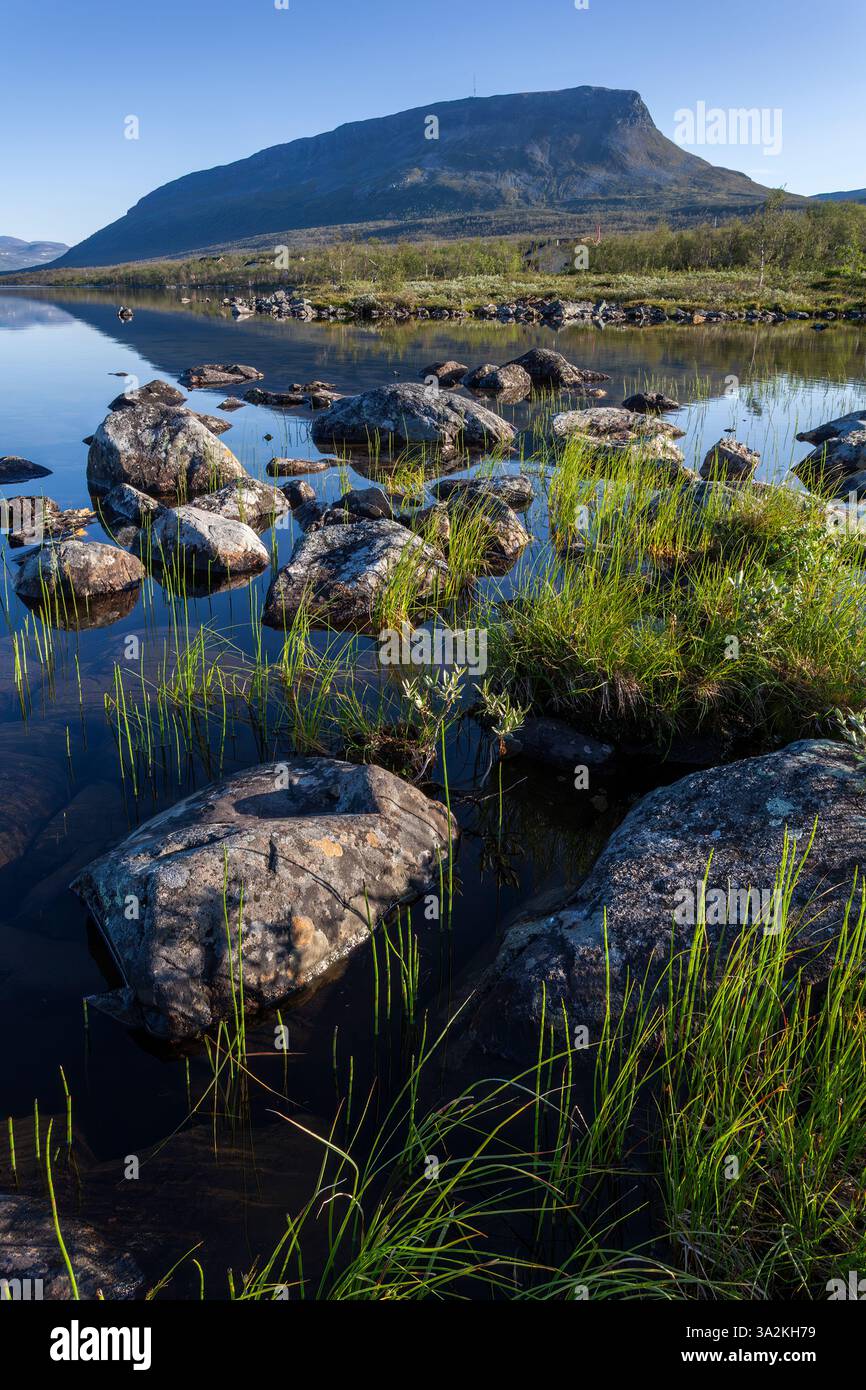 View snowy rocky lake hi-res stock photography and images - Alamy