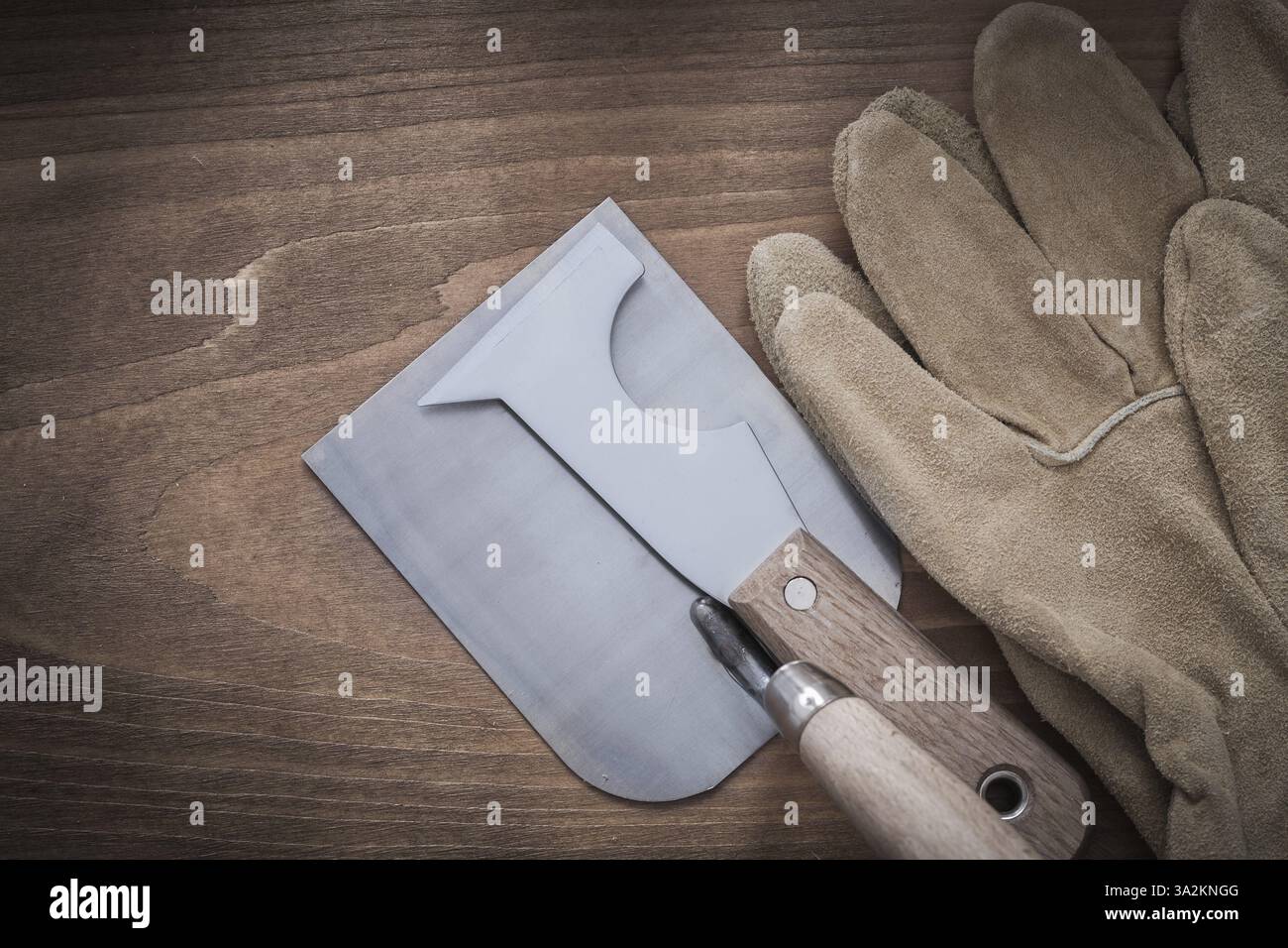 Sharp paint scraper bricklaying trowel and leather safety gloves Stock ...