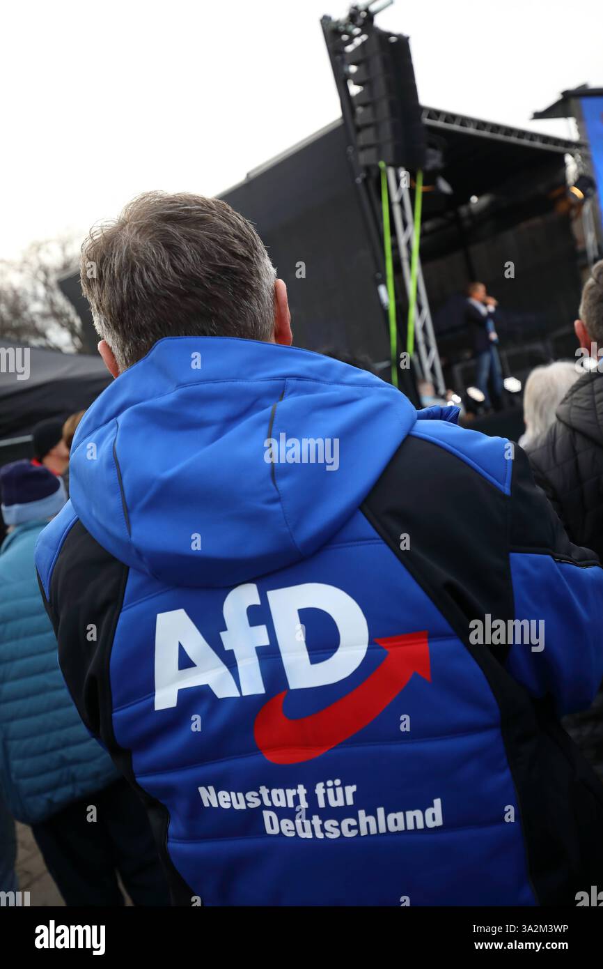 AfD-Anhänger trägt Jacke mit Schriftzug: NEUSTART FÜR DEUTSCHLAND ...
