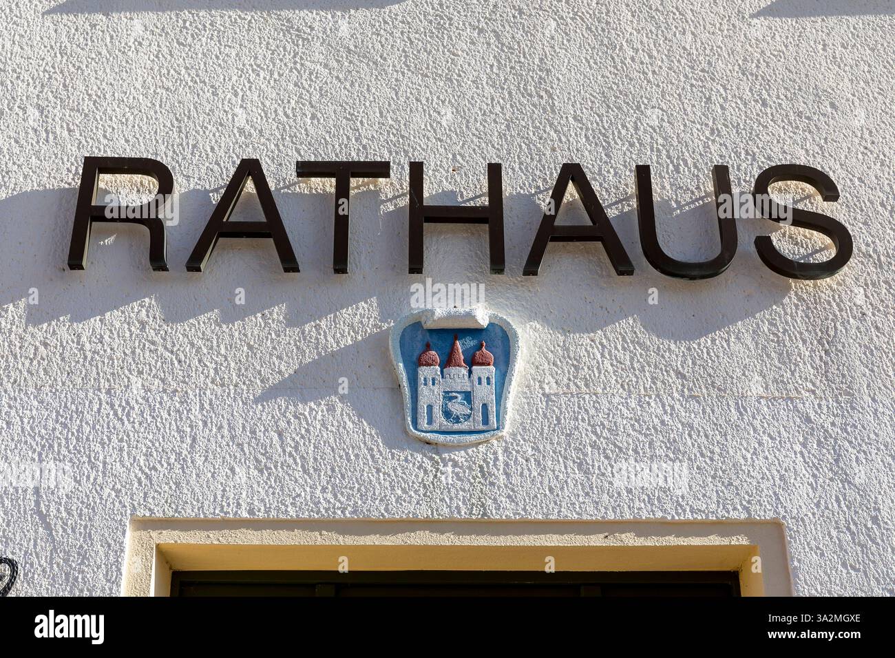 Schriftzug Rathaus und Wappen an einer Fassade in Mutzschen, Grimma ...