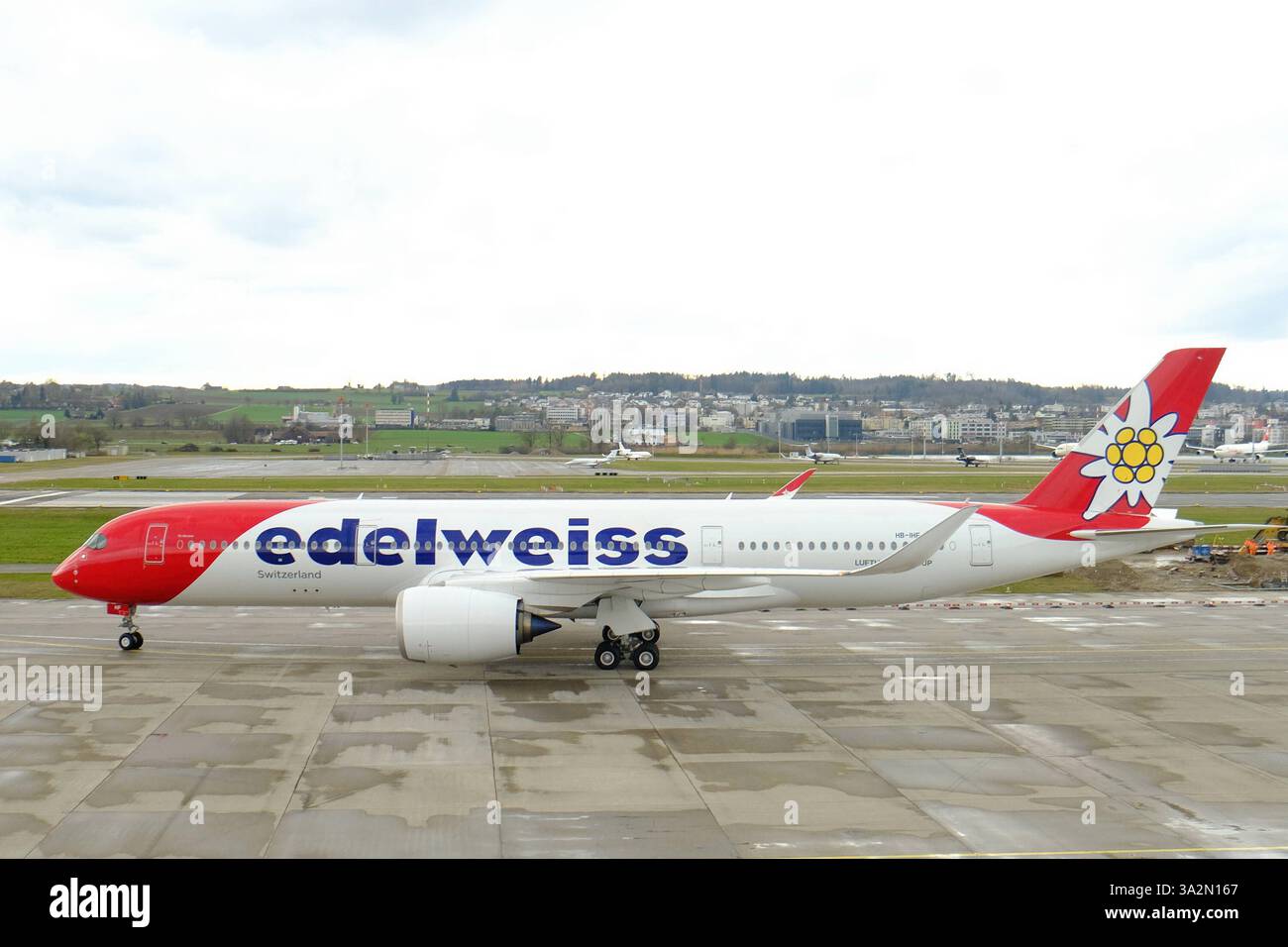 First landing of an Airbus A350 with Swiss registration at Zurich ...