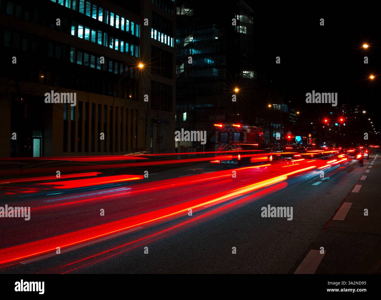 Light streaks of passing cars on an urban street in Hamburg – Dynamic ...