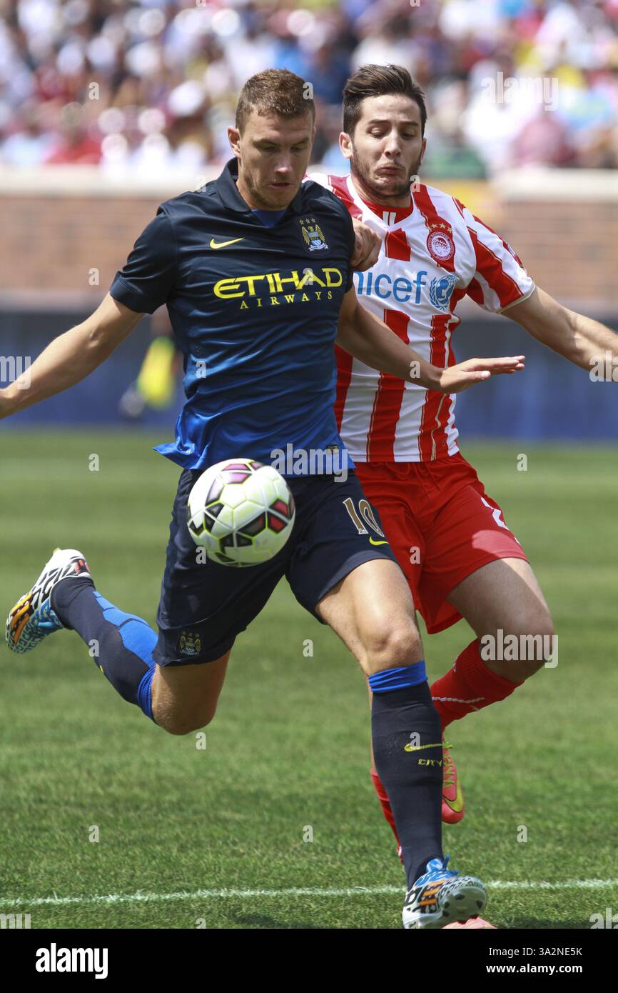Manchester city forward edin dzeko 10 hi-res stock photography and ...