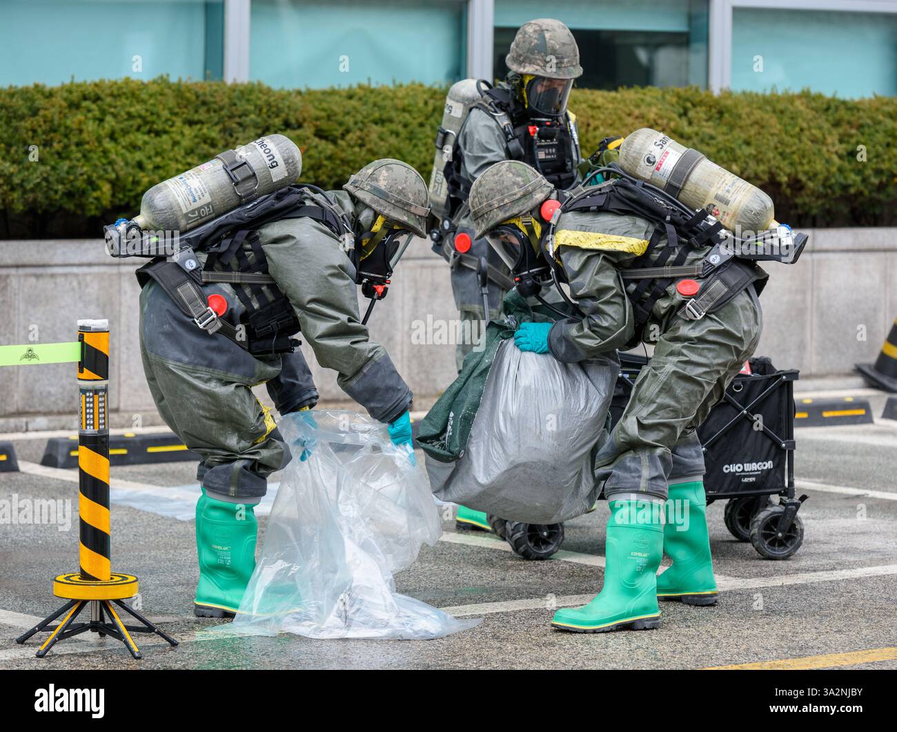 Seoul, South Korea. 13th Mar, 2025. South Korean army soldiers wearing ...