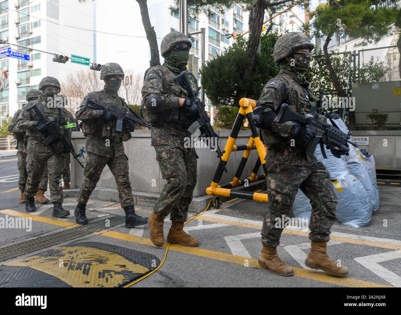 Seoul, South Korea. 13th Mar, 2025. South Korean army soldiers ...