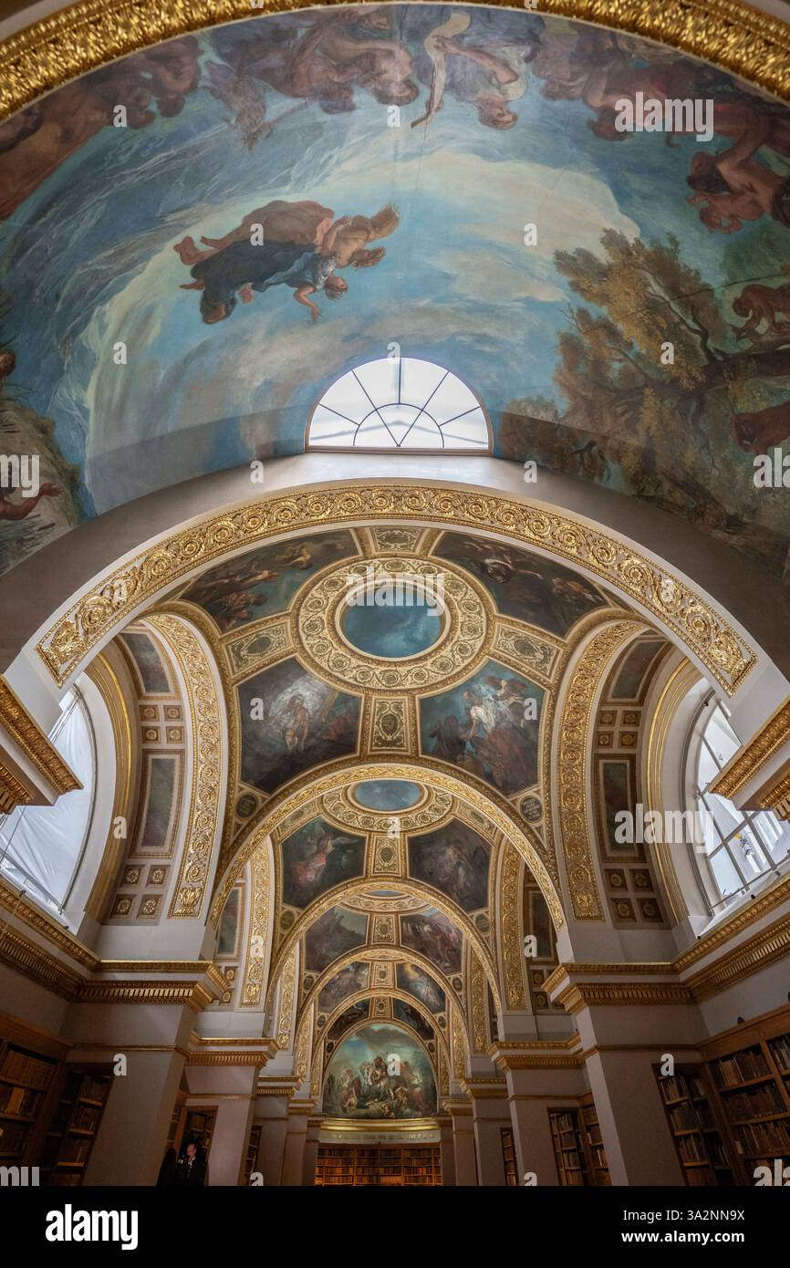 After a year of restoration work, the National Assembly library is ...