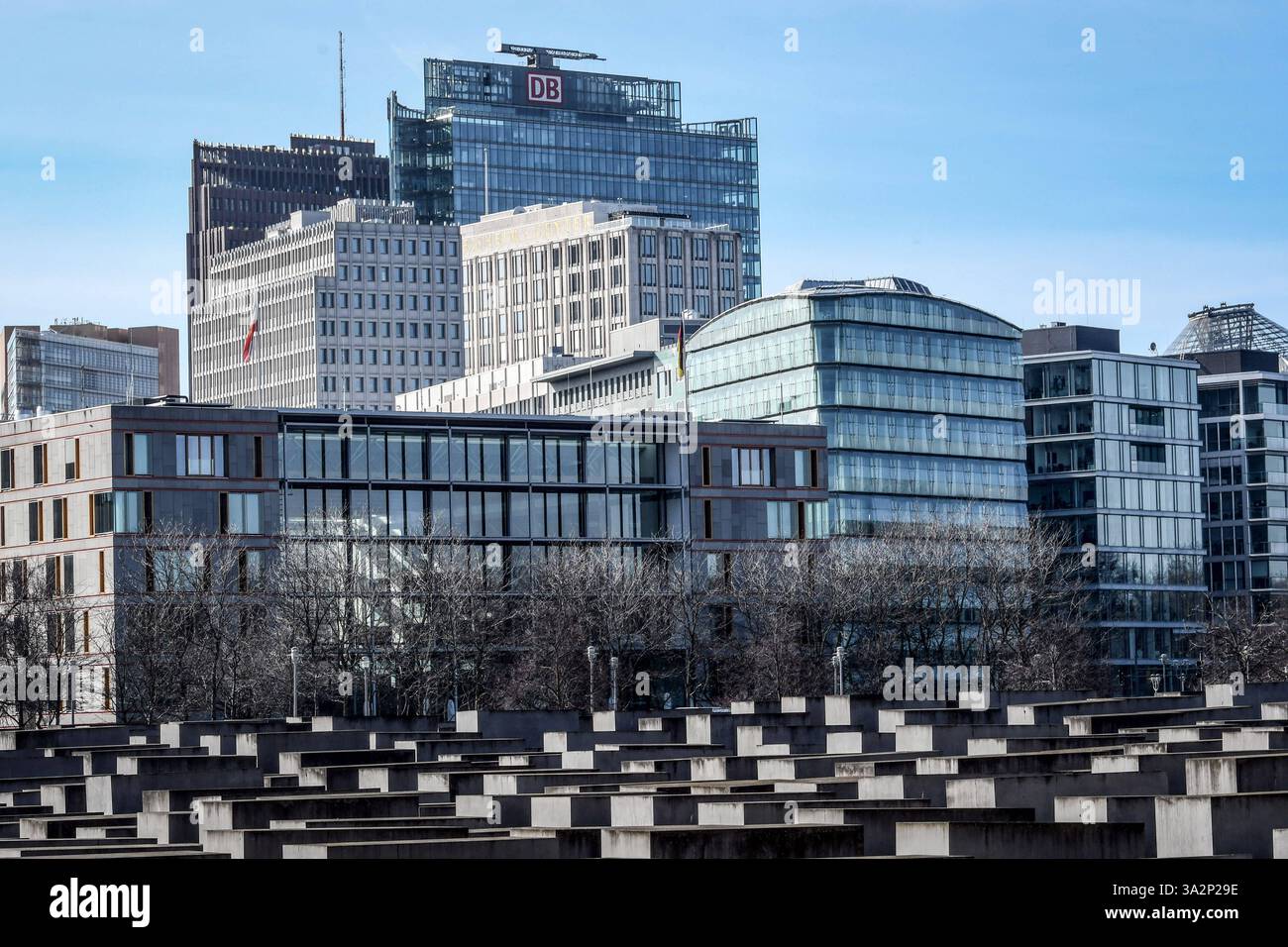 Blick ueber das Holocaust-Denkmal auf das Beisheim Center und Umgebung ...