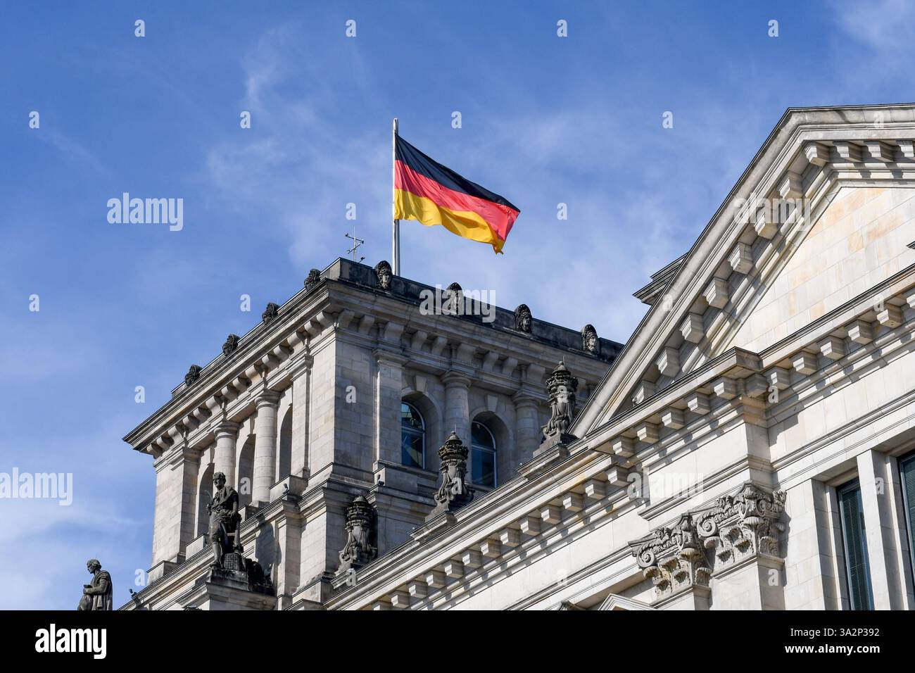 Die deutsche Fahne weht vom Reichstag in Berlin. *** The German flag ...