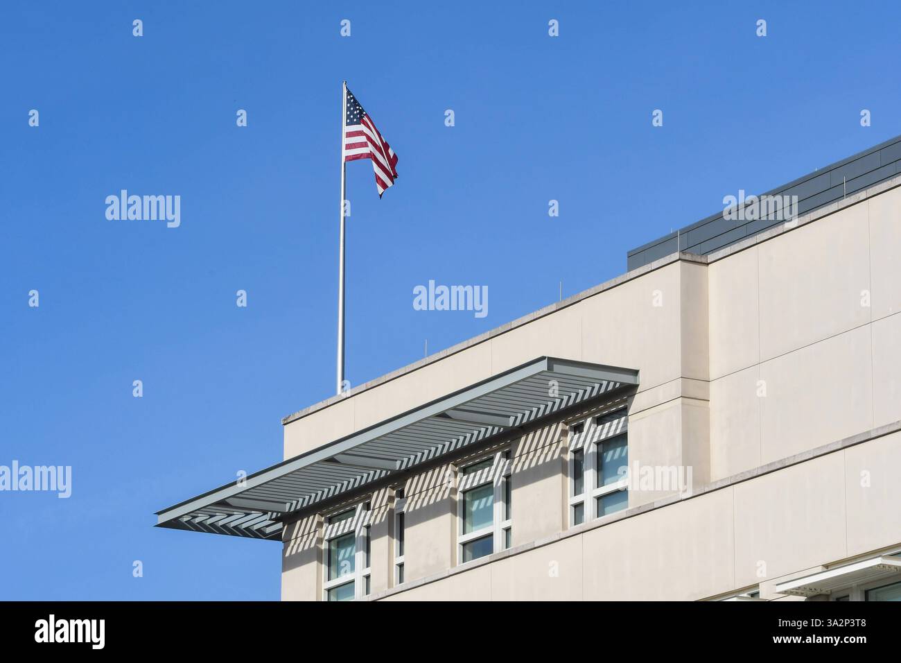 Die US-Fahne weht auf dem Dach der Botschaft der Vereinigten Staaten in ...