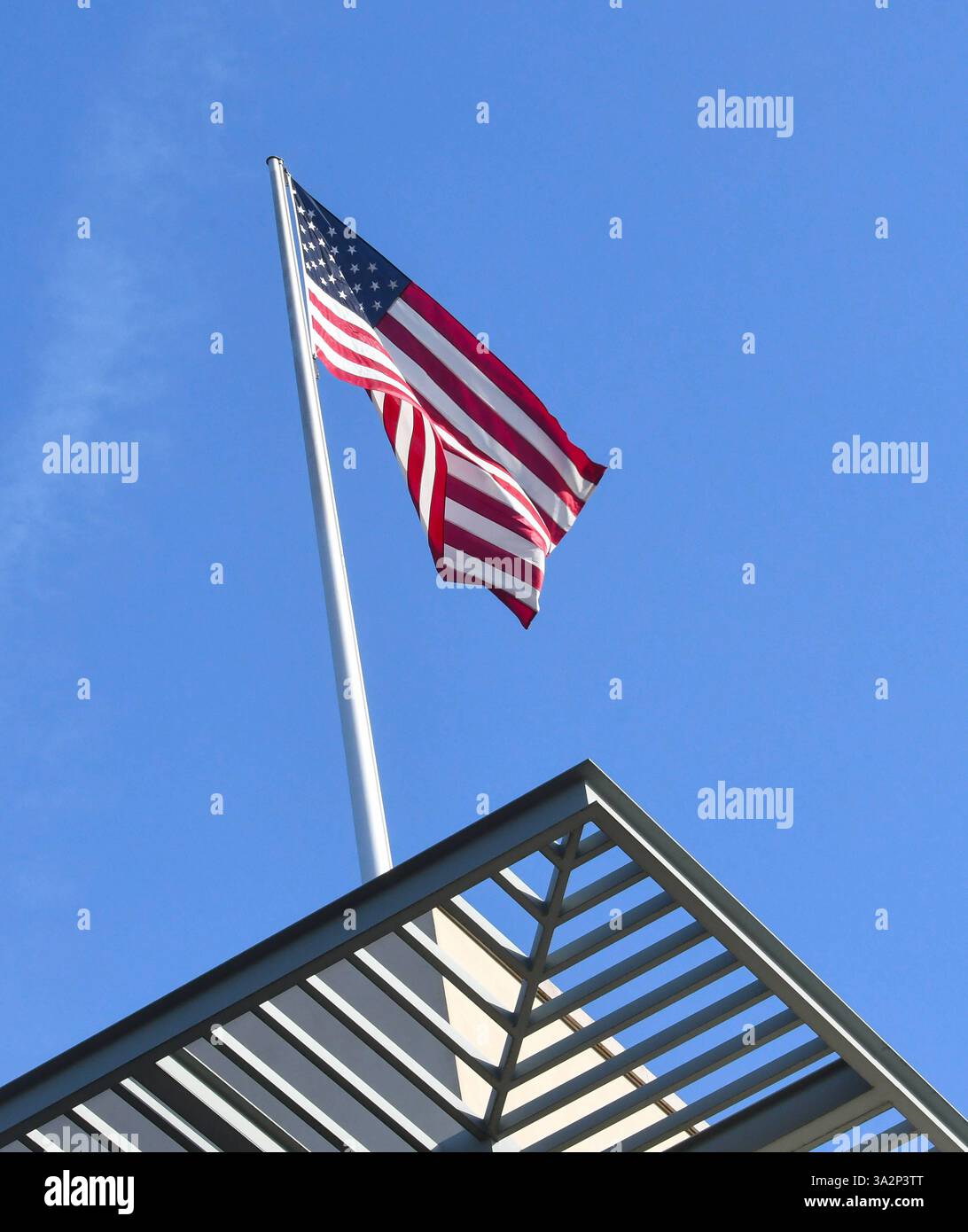 Die US-Fahne weht auf dem Dach der Botschaft der Vereinigten Staaten in ...