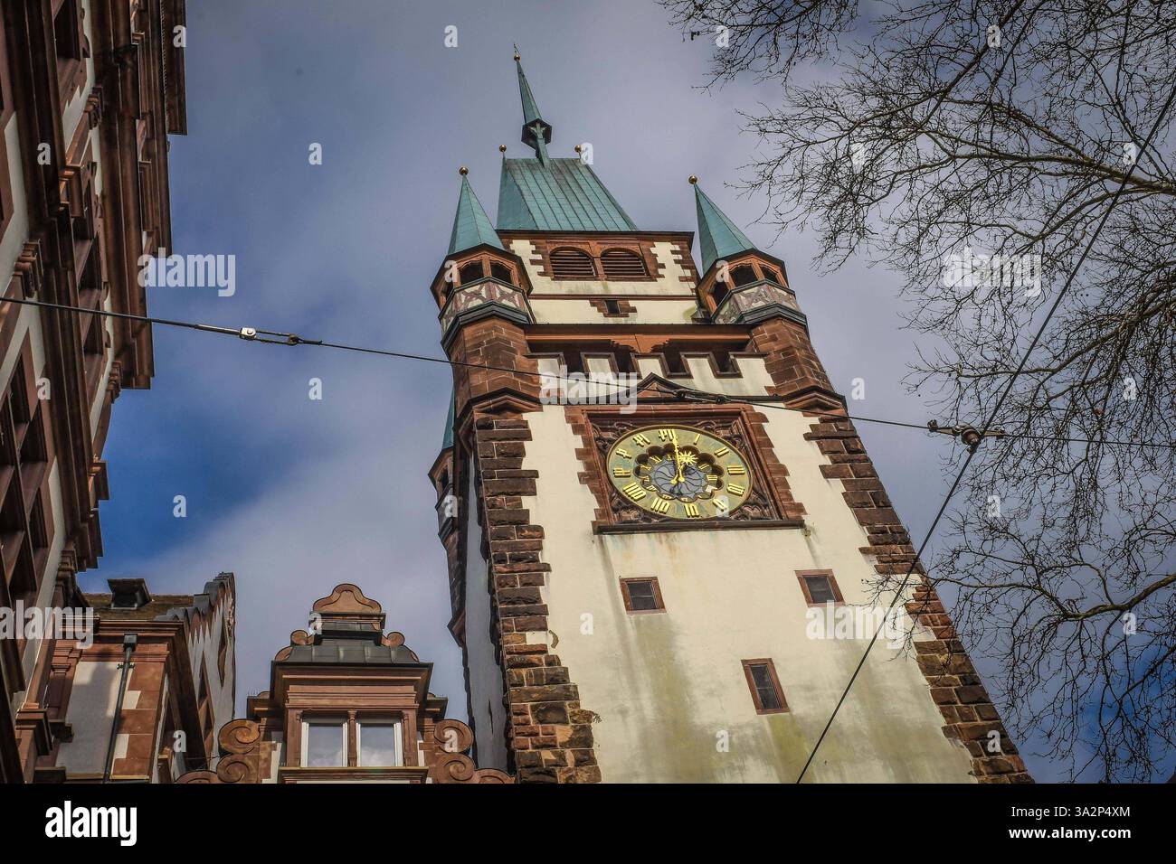 Martinstor in Freiburg, ein Wahrzeichen in der Freiburger Altstadt ...