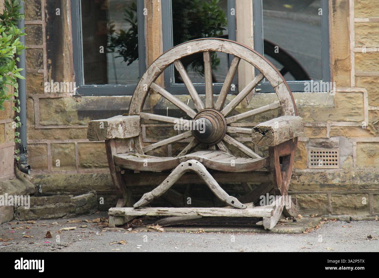 A Vintage Cartwheel Design Wooden Garden Bench Stock Photo - Alamy