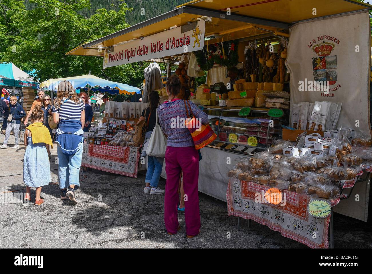 A stand selling typical Aosta Valley food products at the weekly market ...