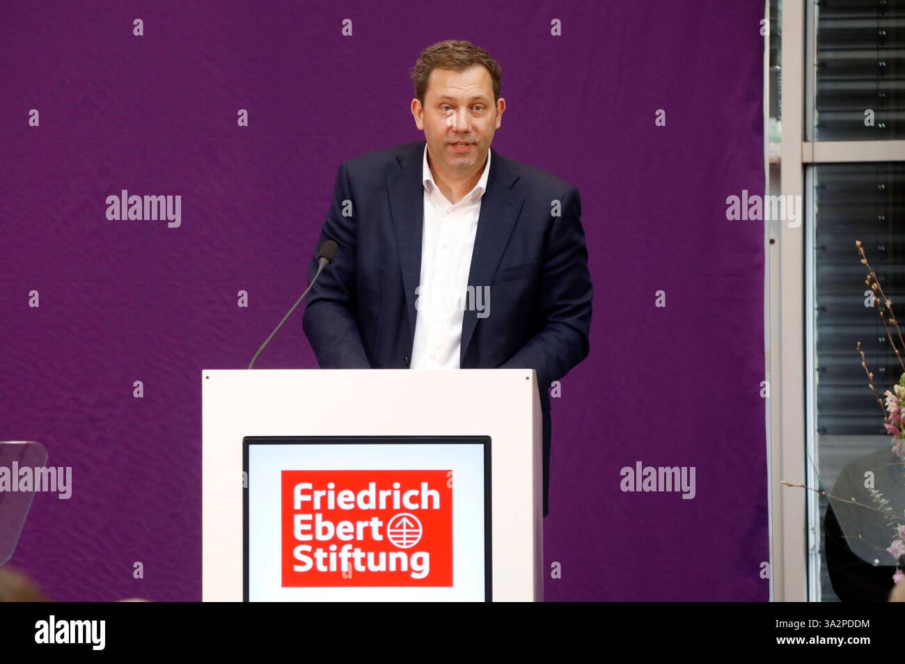 Lars Klingbeil beim Festakt zum 100. Jubiläum der Friedrich-Ebert-Stiftung im Landesbüro Berlin ...