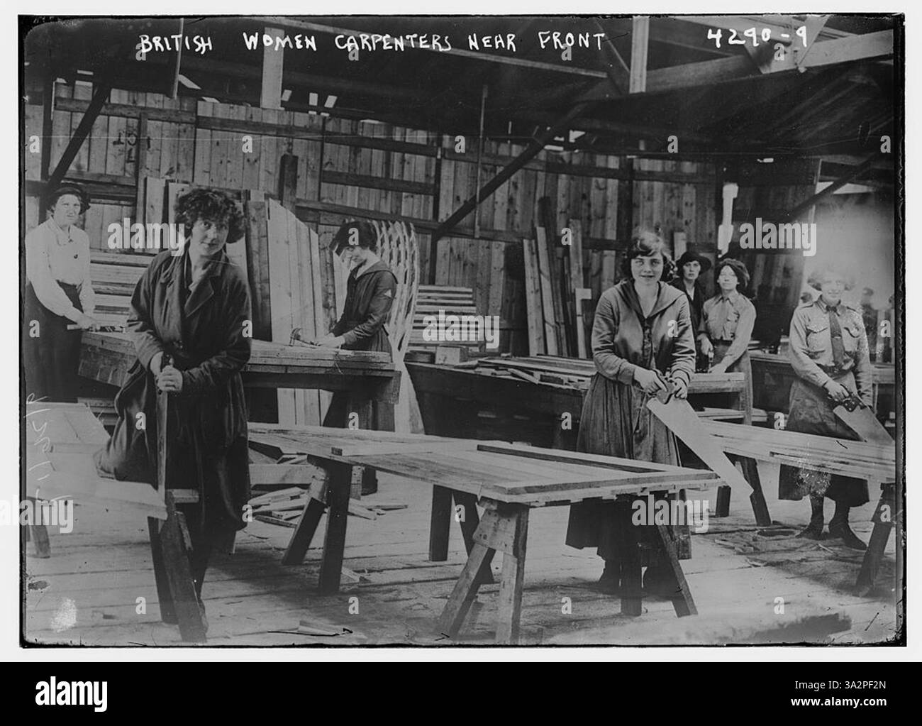 . British women carpenters near front [between ca. 1915 and ca. 1920] 1 ...