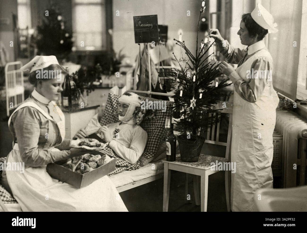 Wounded soldier nurse hi-res stock photography and images - Alamy