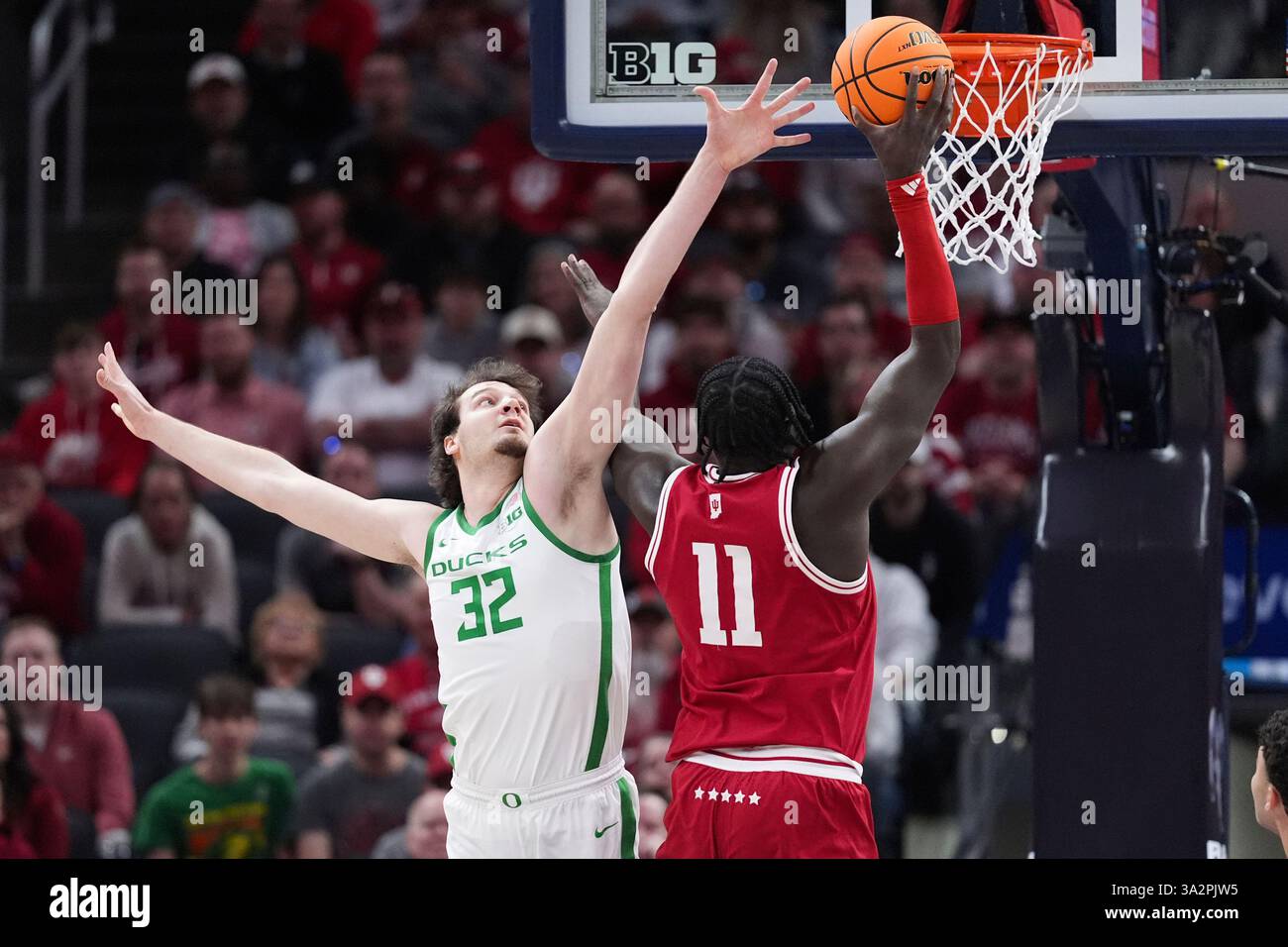 Indiana center Oumar Ballo (11) shoots over Oregon center Nate Bittle ...