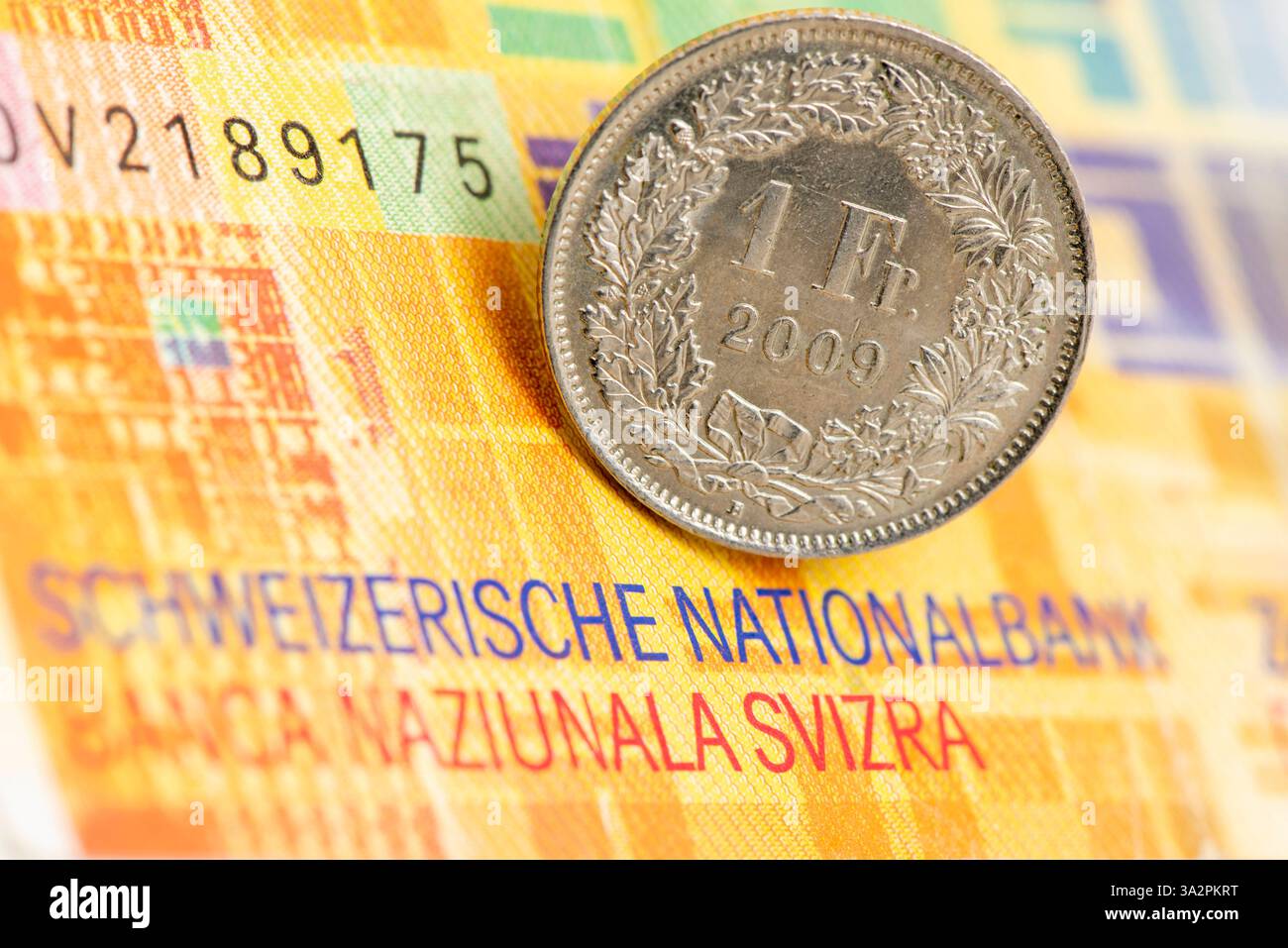 Schweizer Franken Münze und Geldschein Auf einem Schweizer 10 Franken Geldschein liegt eine ...
