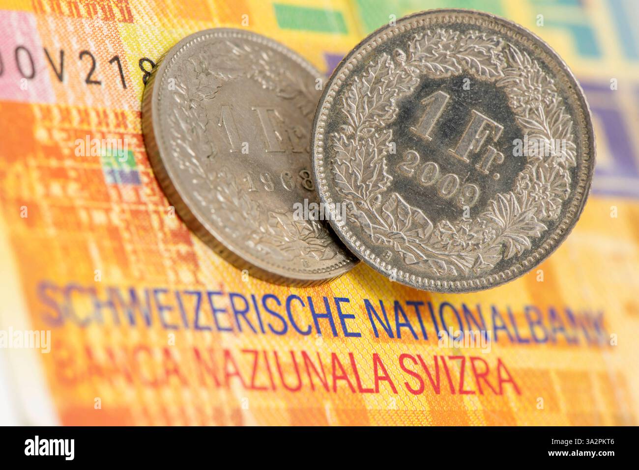 Schweizer Franken Münze und Geldschein Auf einem Schweizer 10 Franken ...