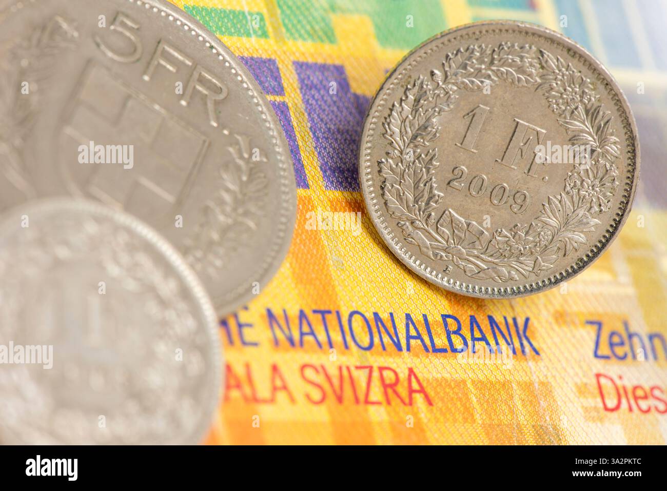 Schweizer Franken Münze und Geldschein Auf einem Schweizer 10 Franken ...
