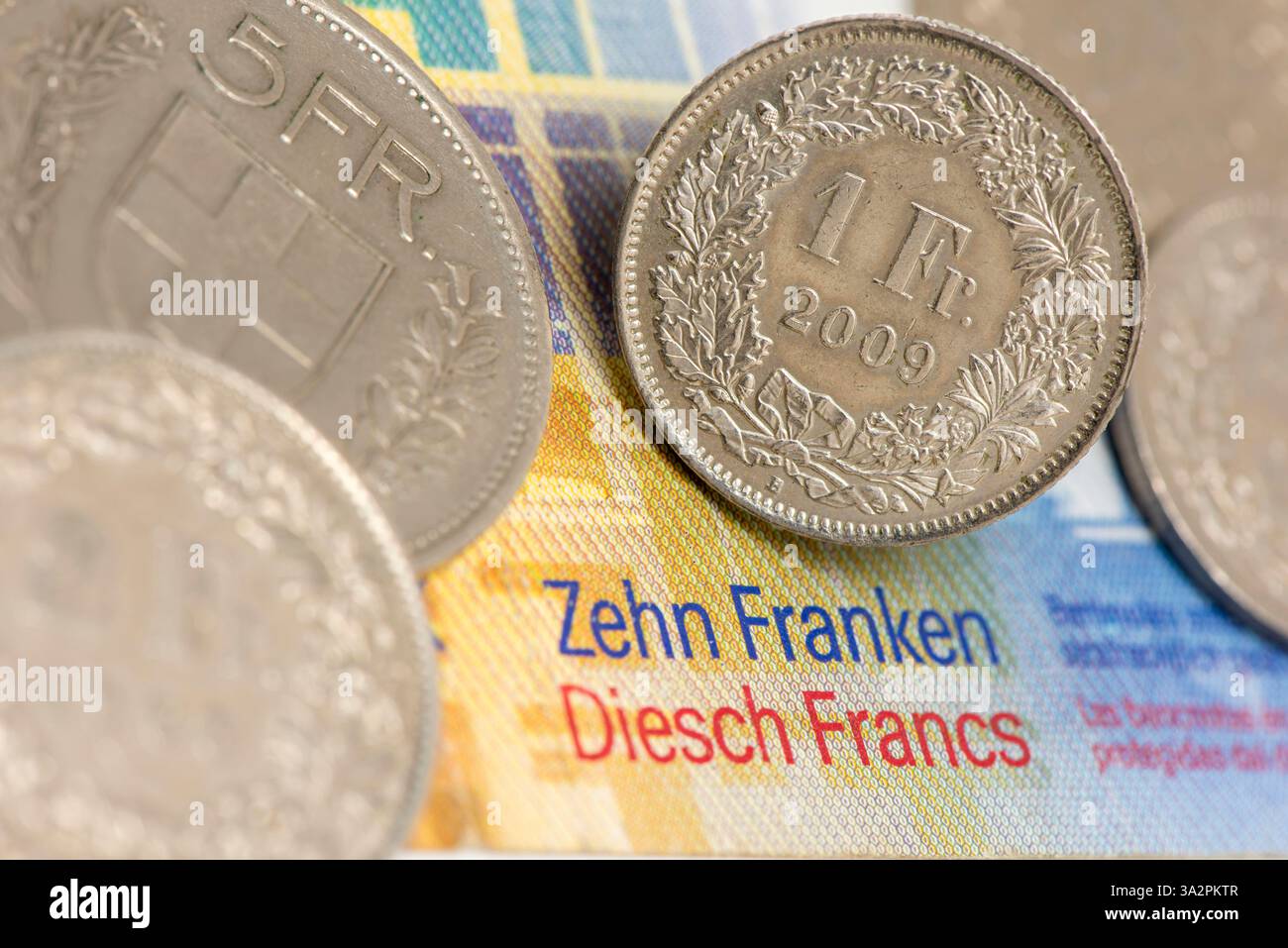 Schweizer Franken Münze und Geldschein Auf einem Schweizer 10 Franken ...