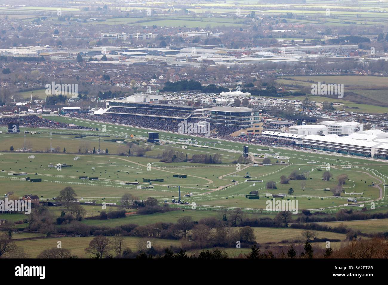 Cheltenham festival 2025 racegoers hi-res stock photography and images ...