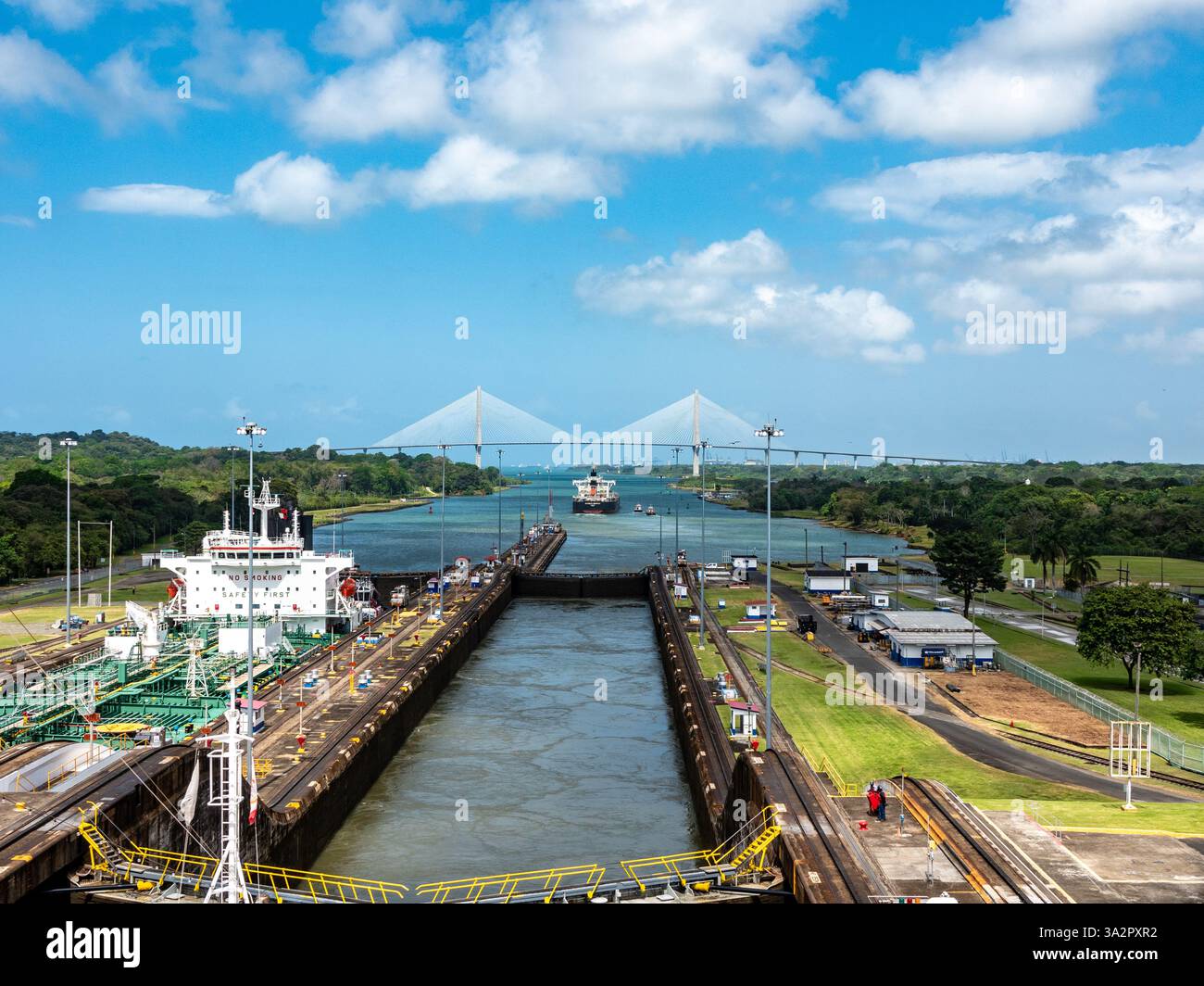 Cargo ship viewed from the side hi-res stock photography and images - Alamy