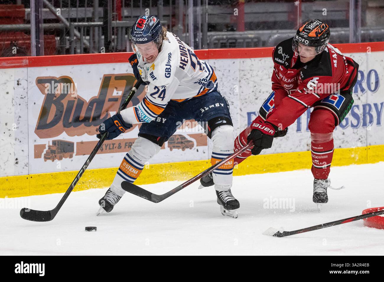 250313 Växjös Karl Henriksson och Örebros Gustav Backström under ...