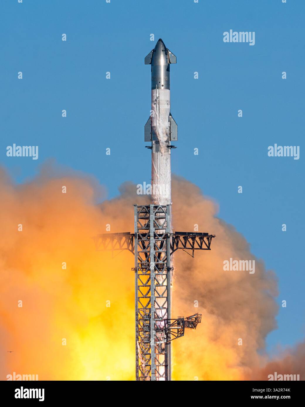 Free return trajectory hi-res stock photography and images - Alamy