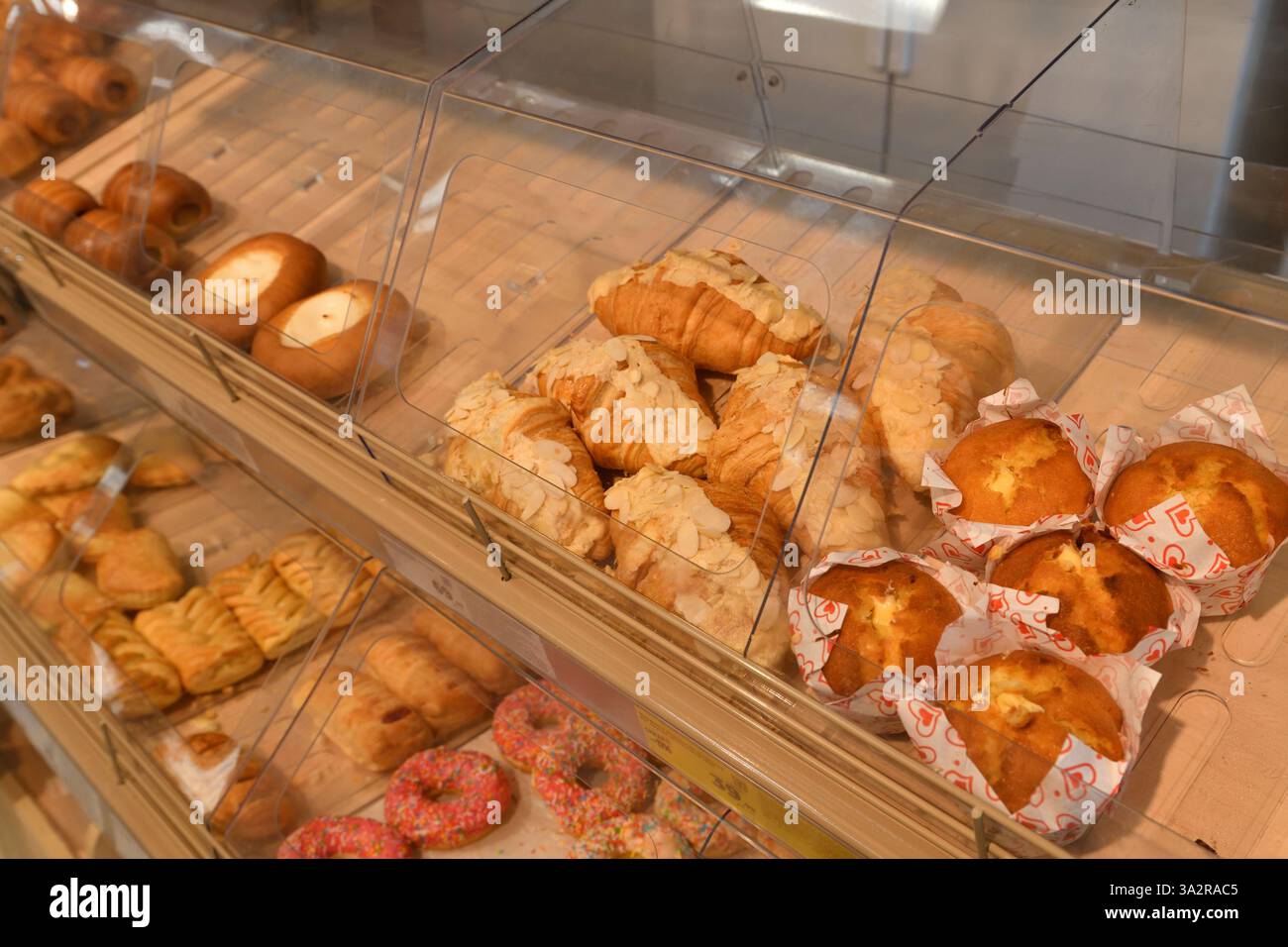 Pies and sweet pastries on display at a bakery Stock Photo - Alamy