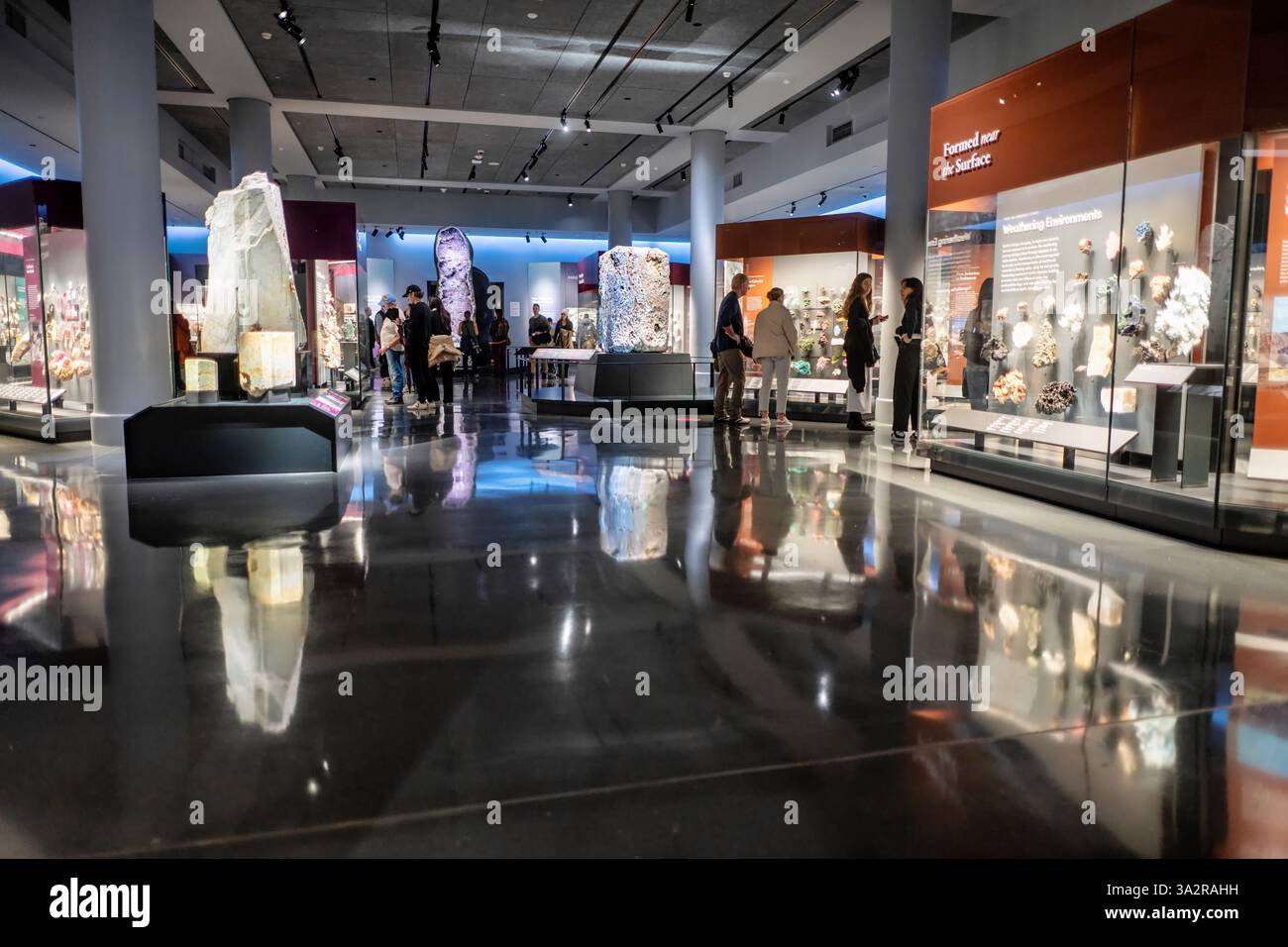 Amnh mineral hall hi-res stock photography and images - Alamy