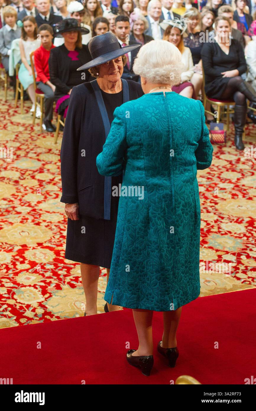 Maggie smith made dame hi-res stock photography and images - Alamy