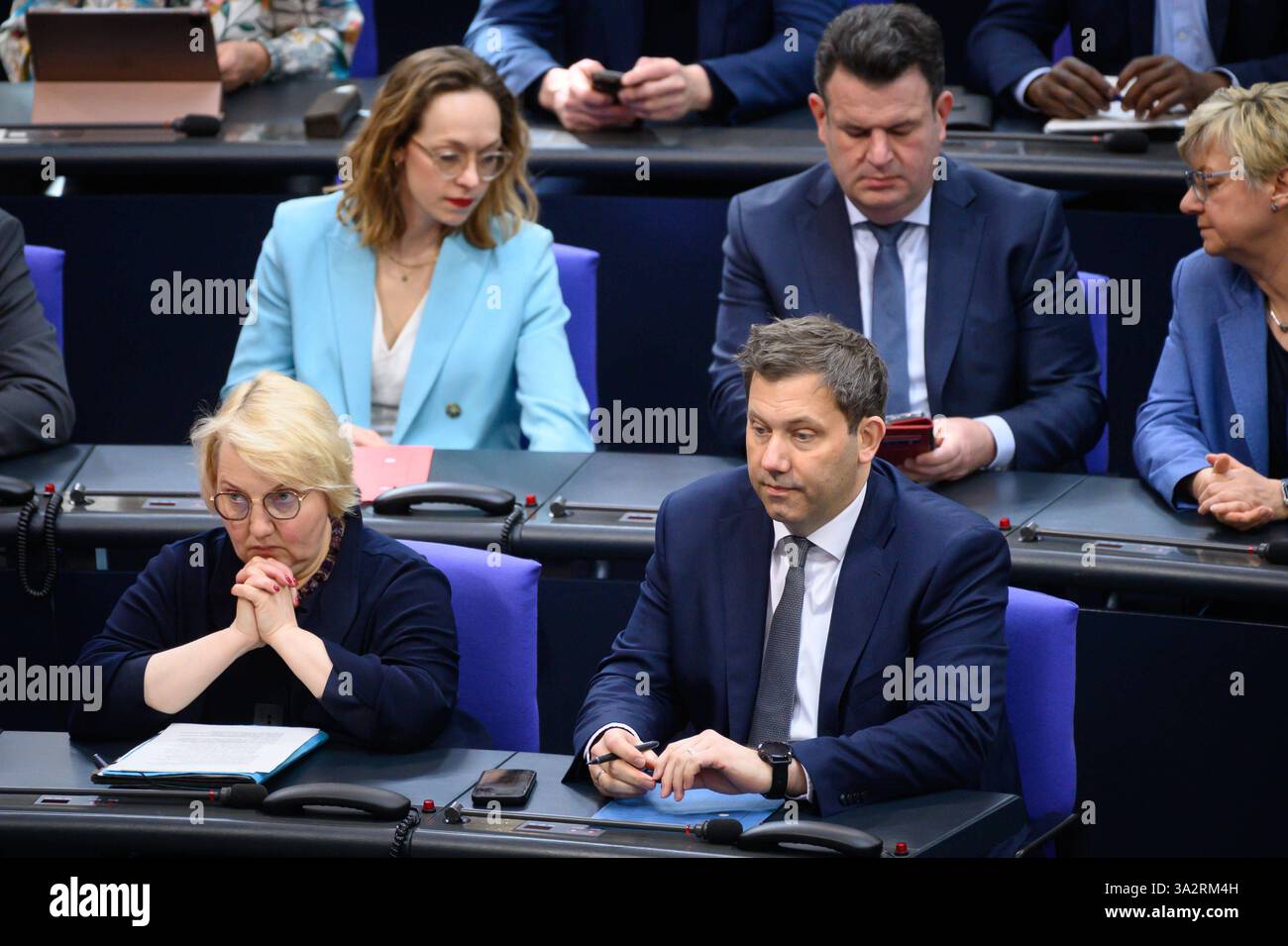 Berlin, Plenarsitzung im Bundestag Lars Klingbeil SPD und Katja Mast SPD während der Sitzung des ...