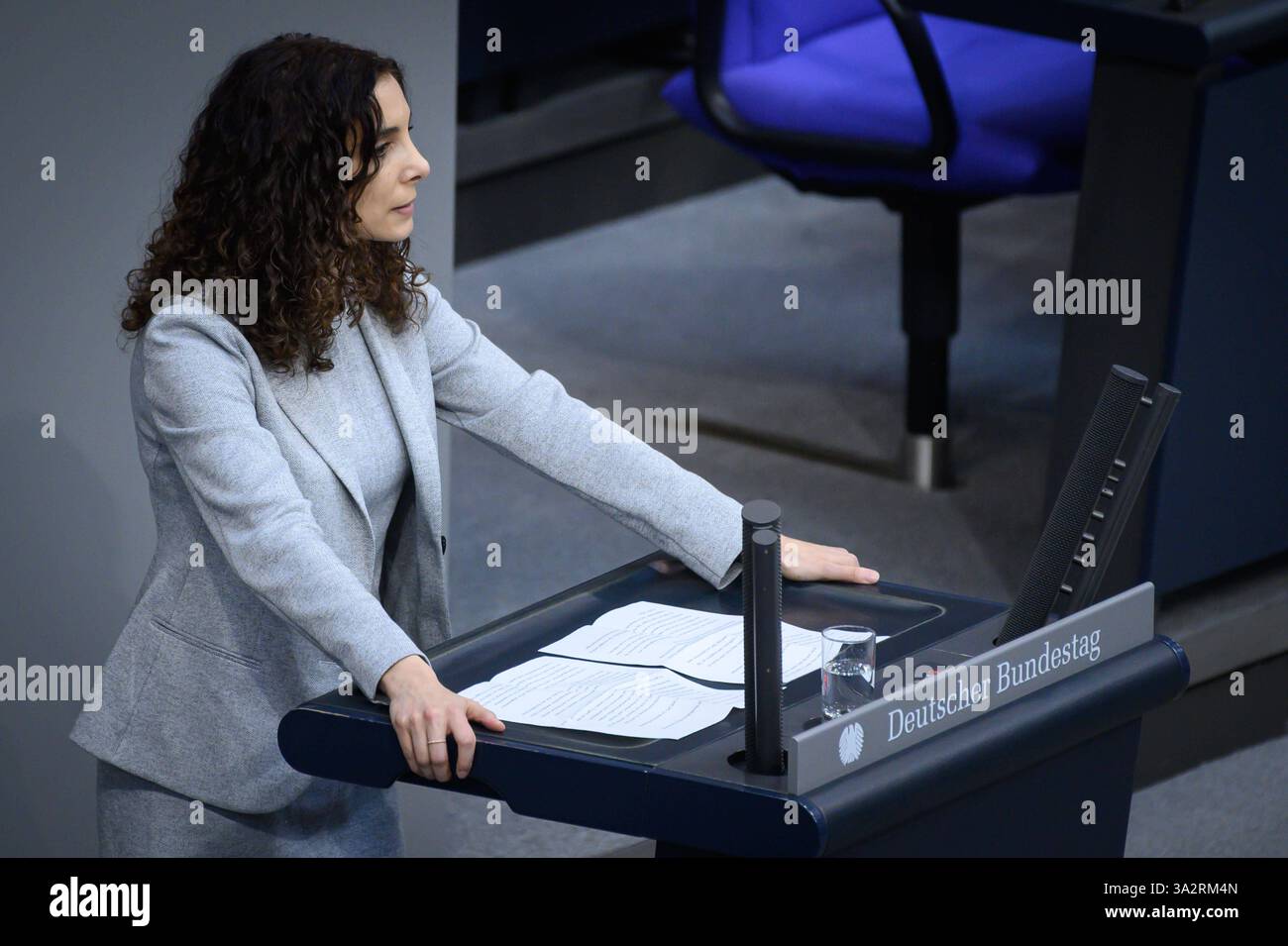 Berlin, Plenarsitzung im Bundestag Jessica Tatti BSW während der ...