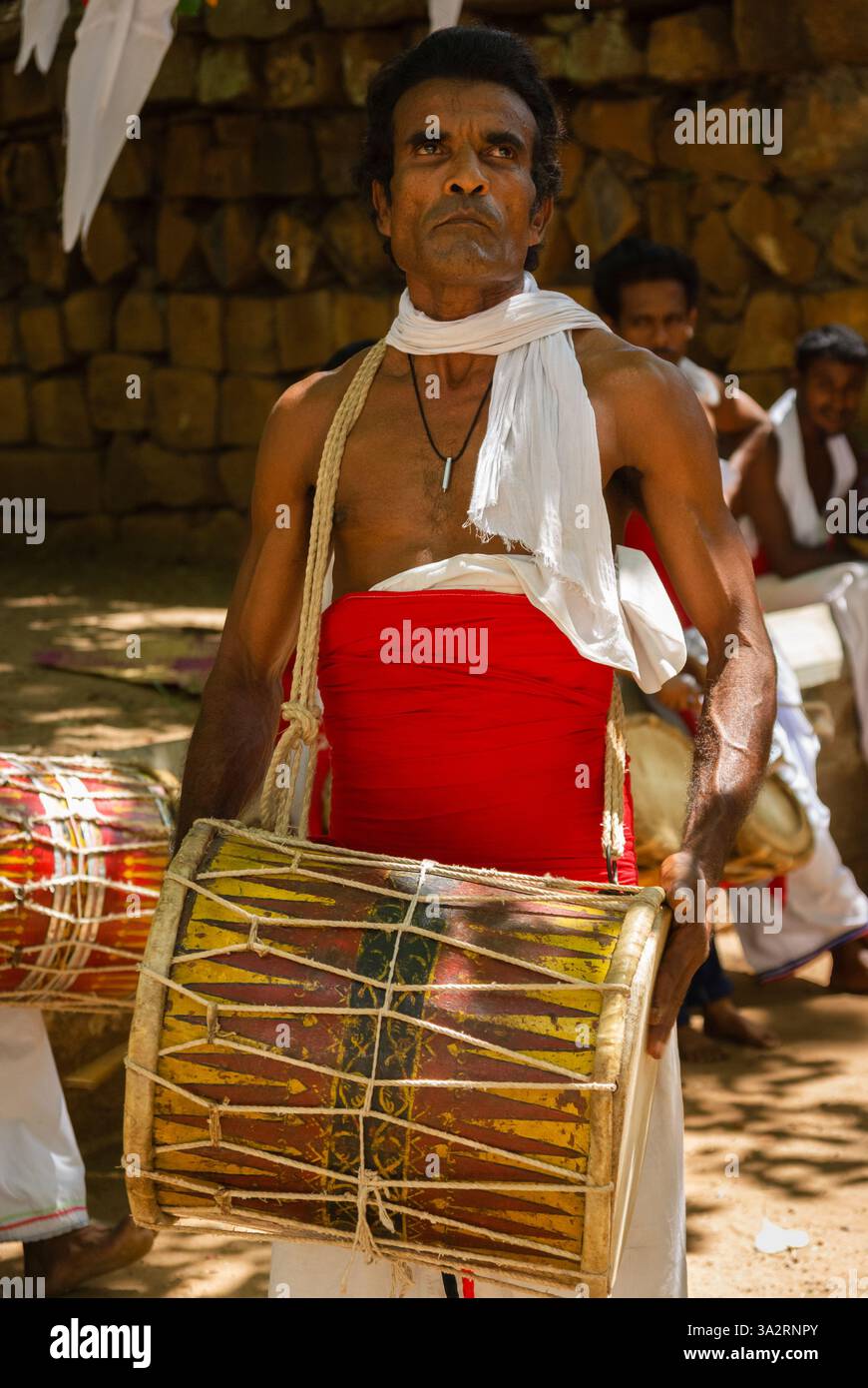 Anuradhapura, Sri Lanka — August 7, 2007: Traditionally dressed Sri ...