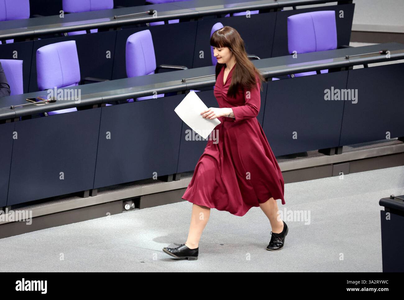 Heidi Reichinnek, Gruppenvorsitzende der Partei DIE LINKE, geht zum ...
