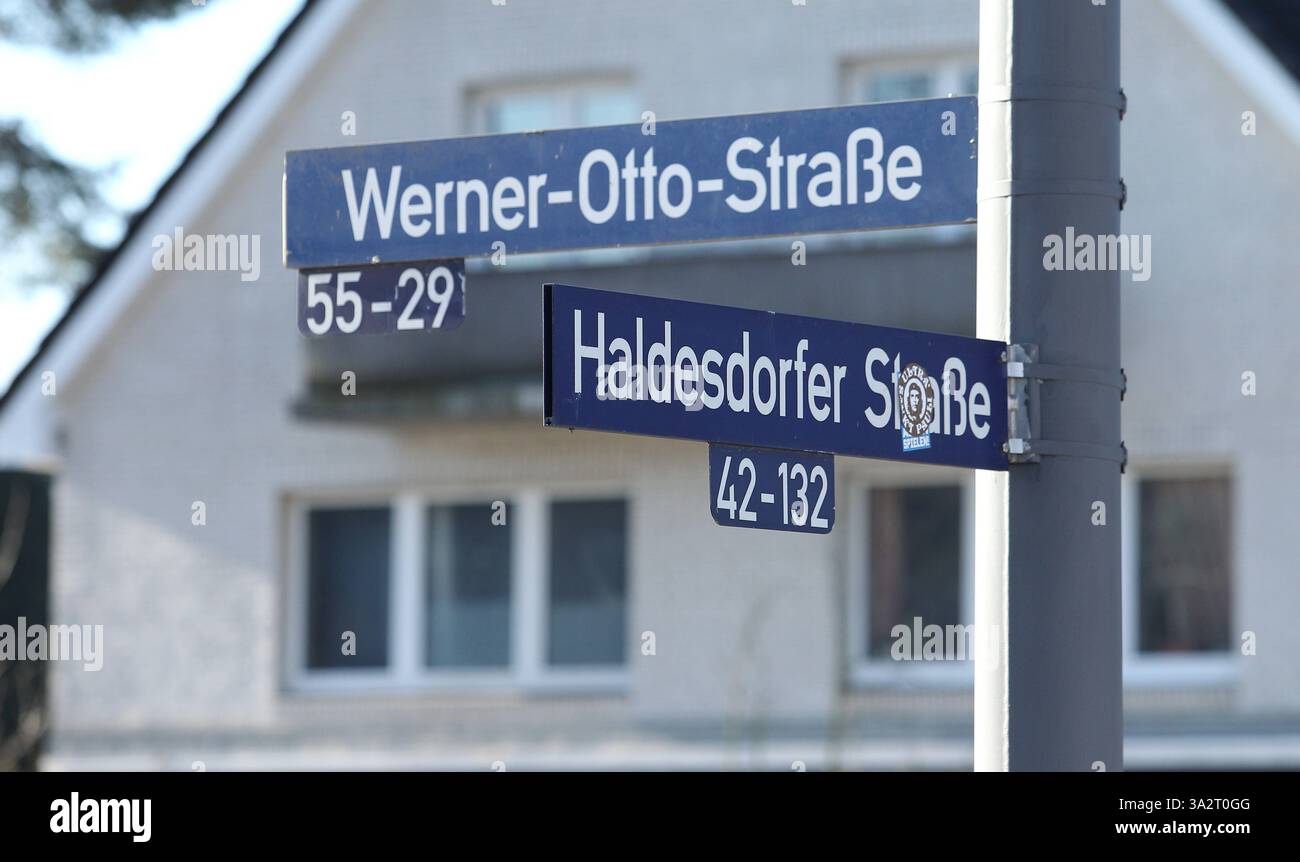 Straßenschilder Werner-Otto-Straße und Haldesdorfer Straße in Bramfeld. Bramfeld Hamburg ...