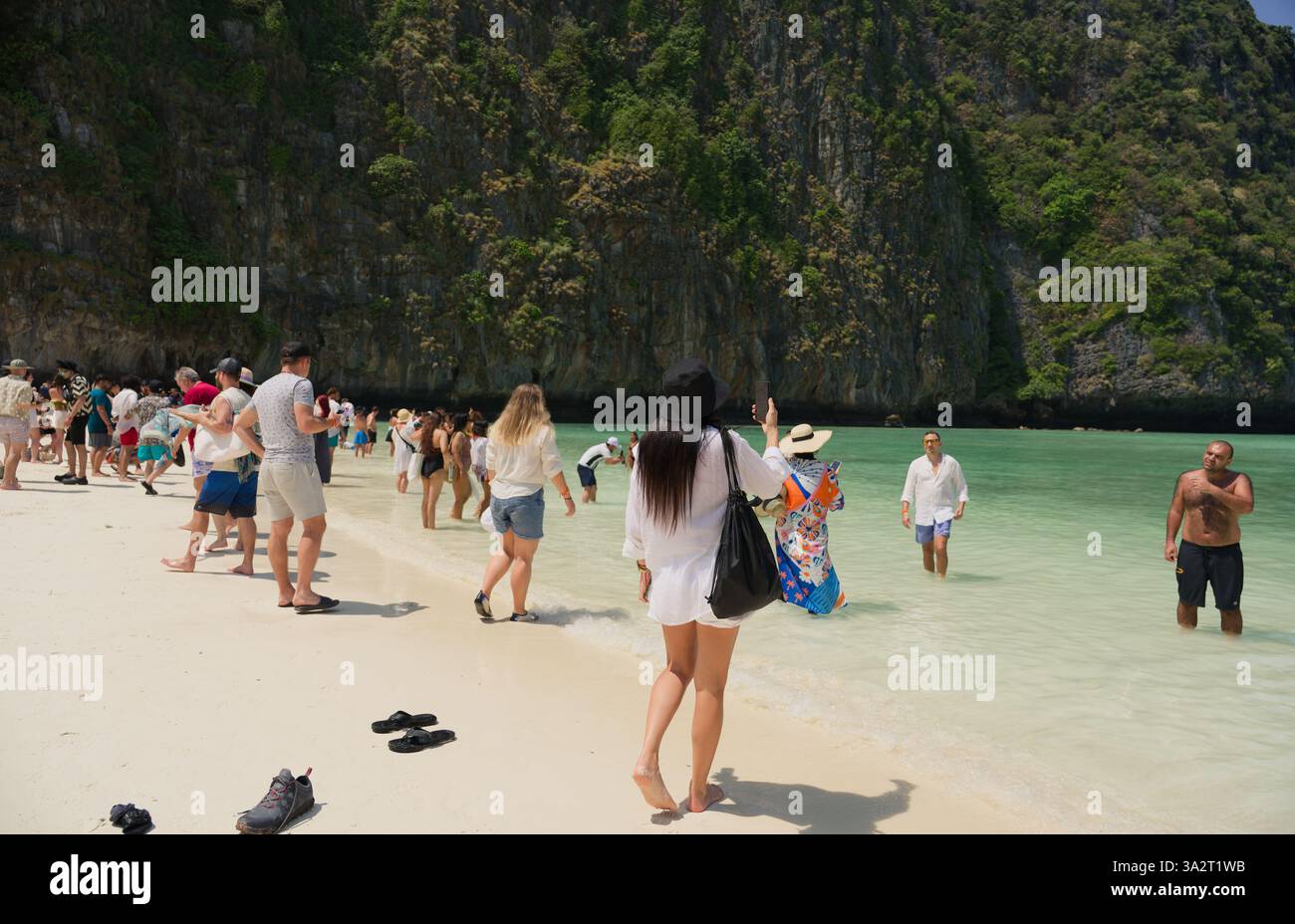 Overcrowded beach southeast asia hi-res stock photography and images ...