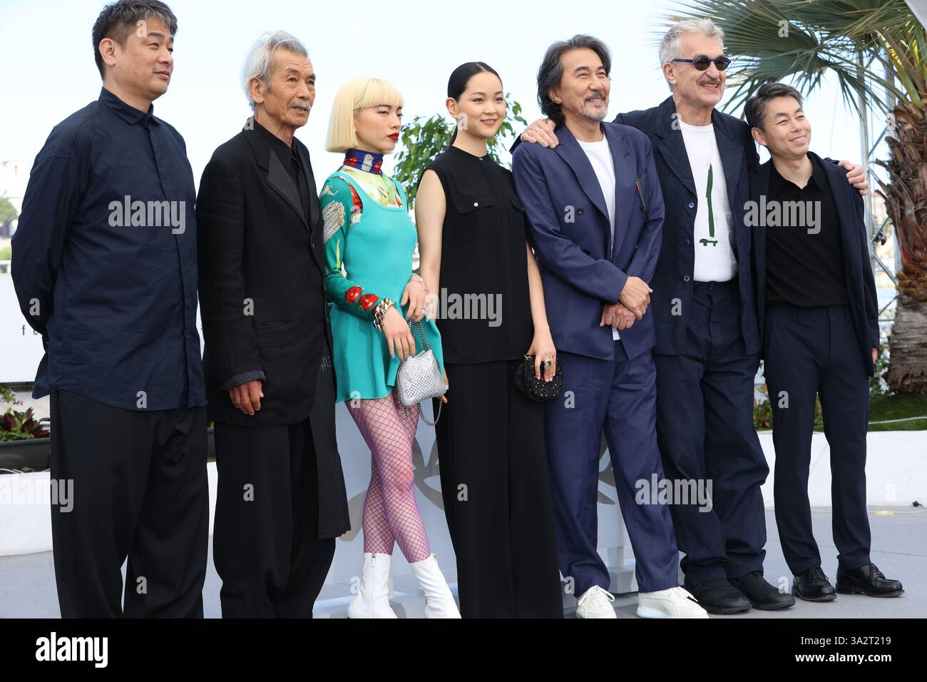 (L-R) Takuma Takasaki, Min Tanaka, Aoi Yamada, Arisa Nakano, Kōji Yakusho, Wim Wenders and Koji ...