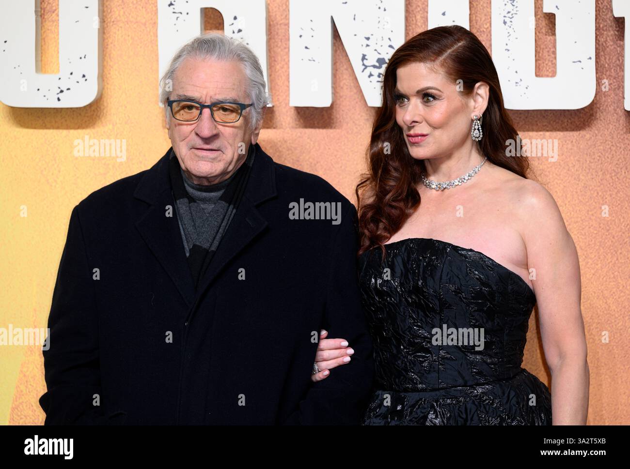 Robert de niro and debra messing hi-res stock photography and images ...