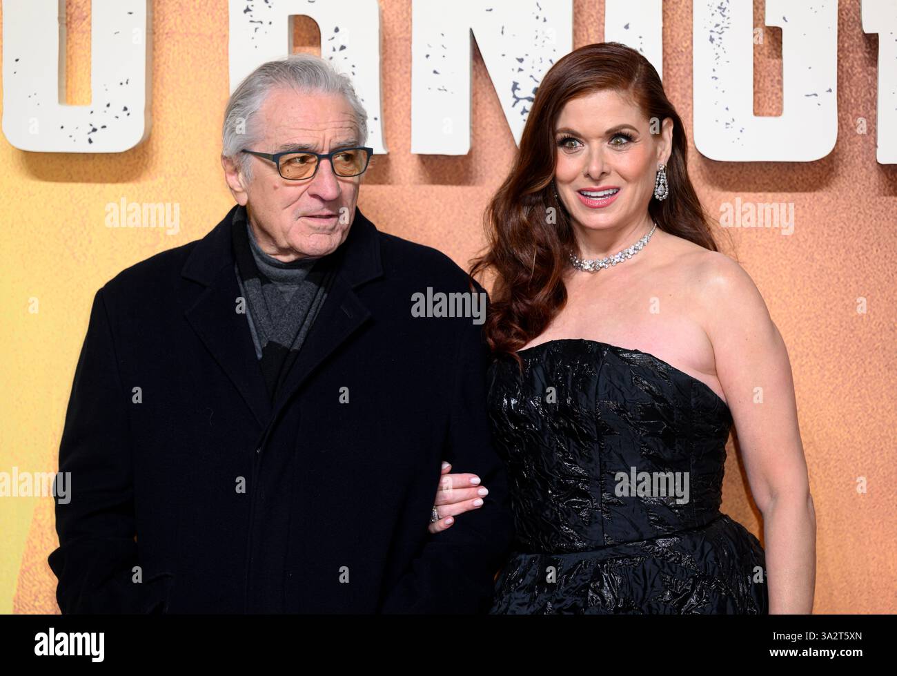Robert de niro and debra messing hi-res stock photography and images ...