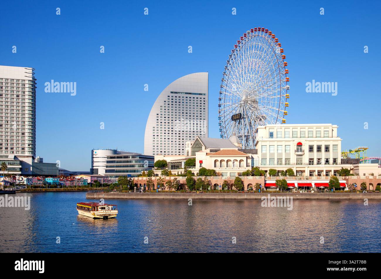 The Cosmo Clock 21 Ferris Wheel in the Minato Mirai 21 district of ...