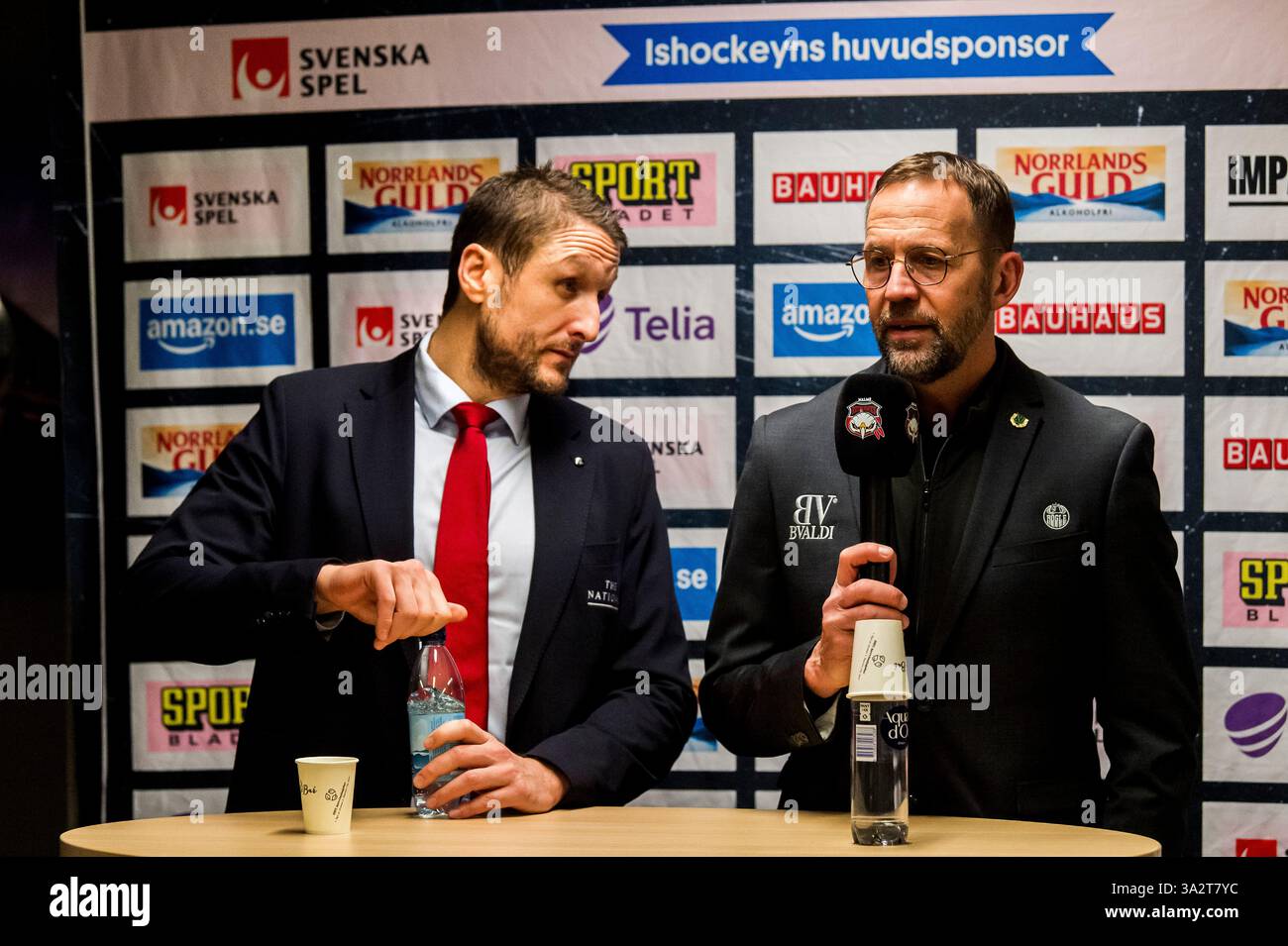250313 Malmö Redhawks tränare Tomas Kollar och Rögles tränare Roger ...