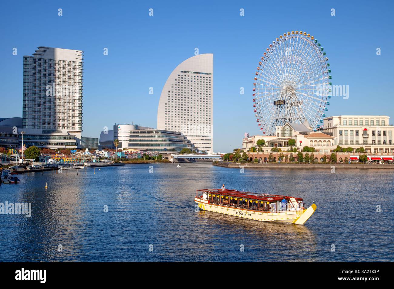 The Cosmo Clock 21 Ferris Wheel in the Minato Mirai 21 district of ...