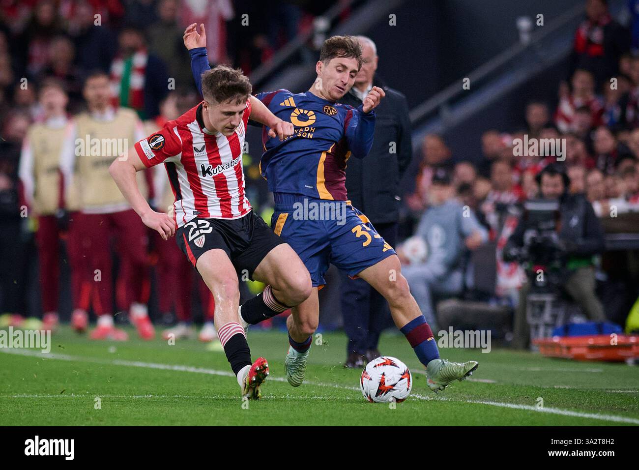 Athletic de Bilbao's Mikel Jauregizar (l) and AS Roma’s Tommaso ...