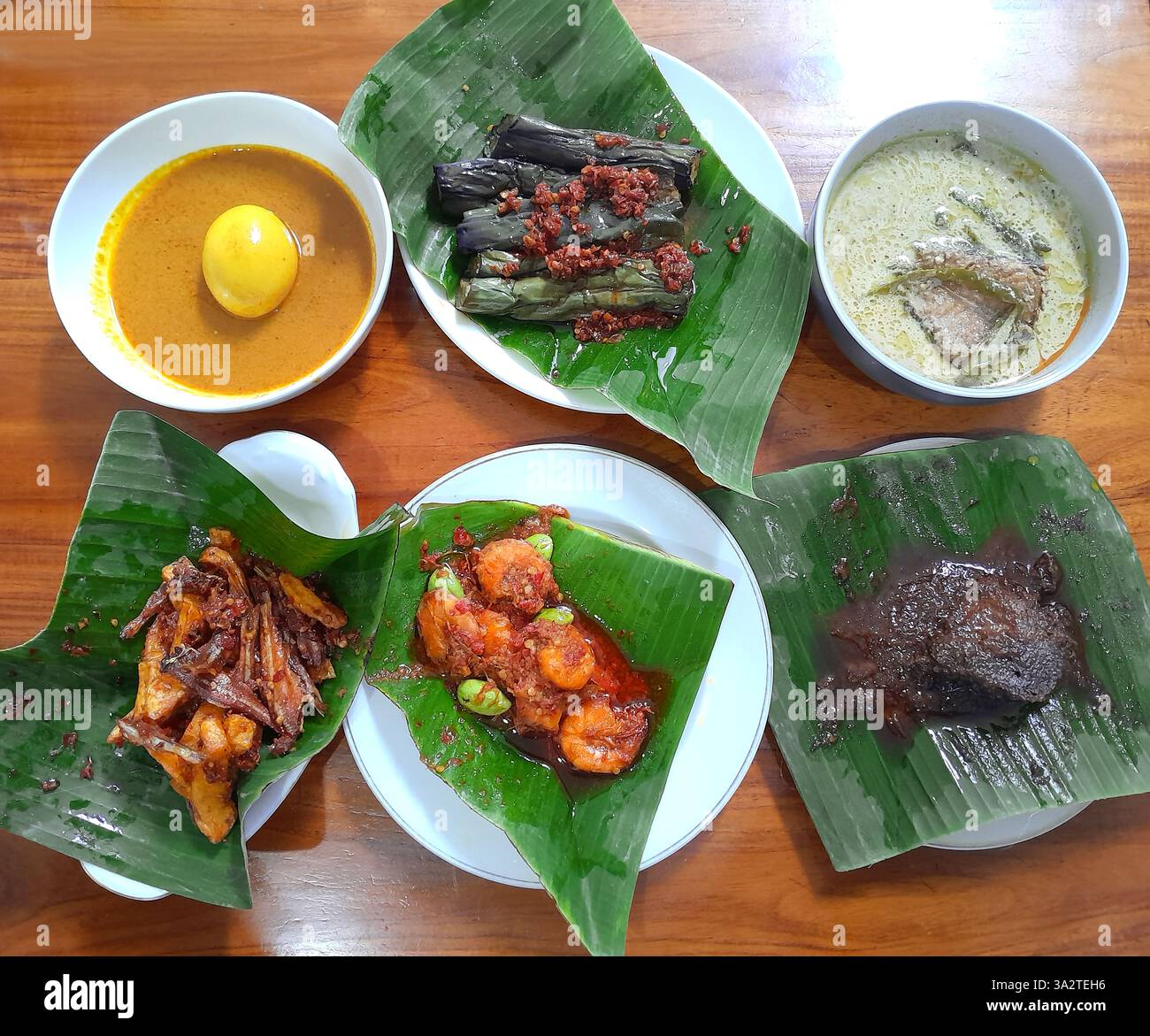 Indonesian Nasi Padang West Sumatran food with a selection of dishes ...