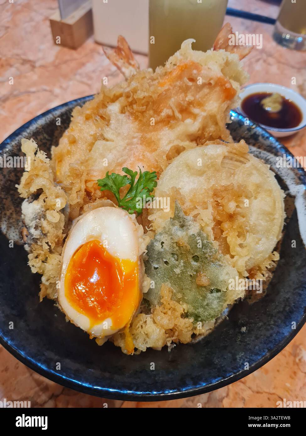Tempura Rice Bowl, Japanese deep fried battered food on rice Stock ...