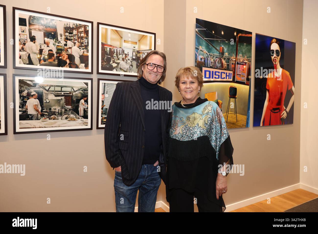 Kai Röffen und Galeristin Livia Lisboa. Handheld - so lautet der Titel ...